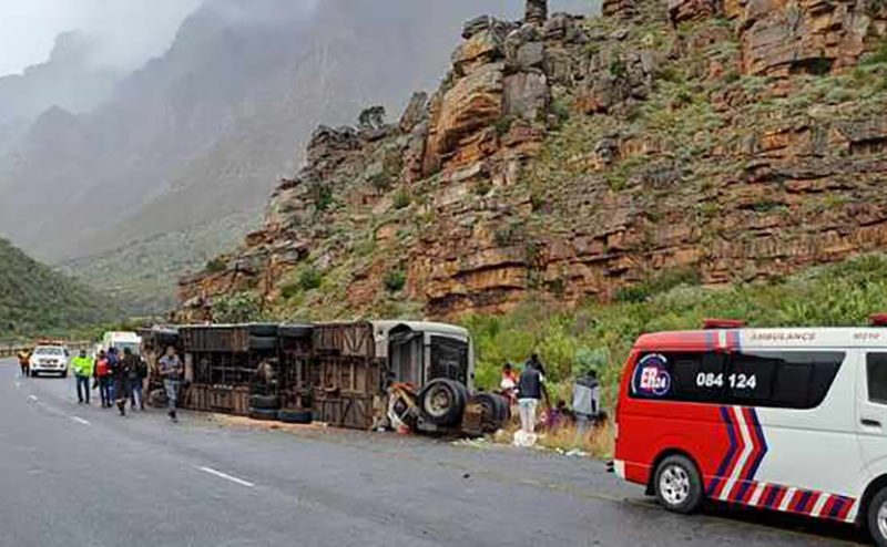 Cape Town bound bus overturns injuring 38 Zimbos | Humanitarian post